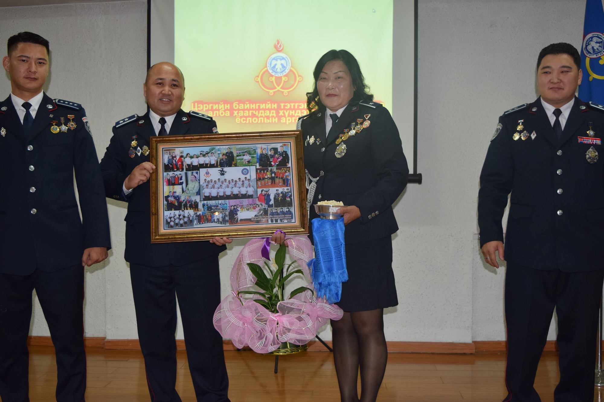 Цэргийн байнгын тэтгэвэрт гарч буй алба хаагчиддаа хүндэтгэл үзүүллээ