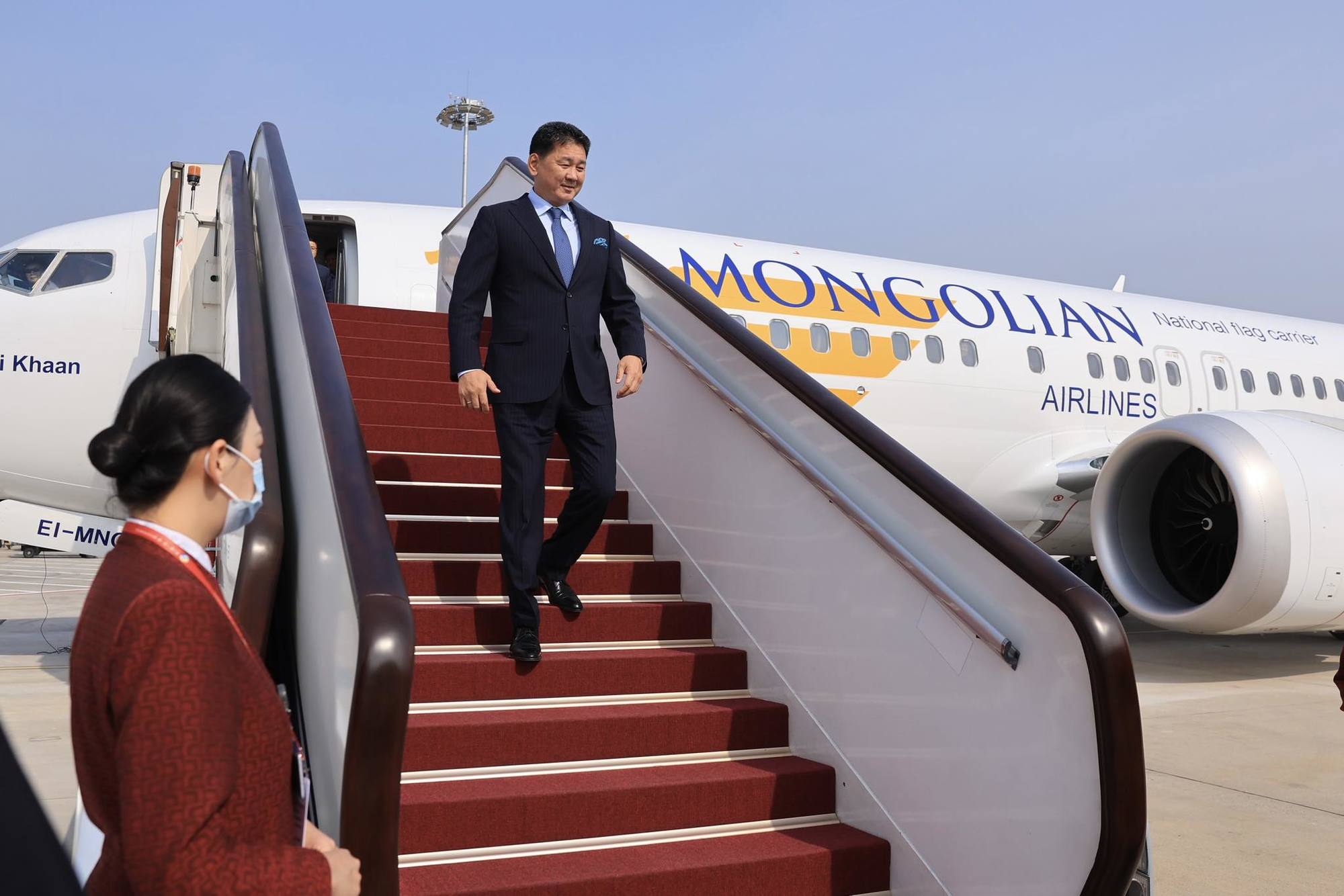 МОНГОЛ УЛСЫН ЕРӨНХИЙЛӨГЧ У ХҮРЭЛСҮХ ”БҮС БА ЗАМ” ДЭЭД ТҮВШНИЙ ЧУУЛГА УУЛЗАЛТАД ОРОЛЦОХООР БЭЭЖИН